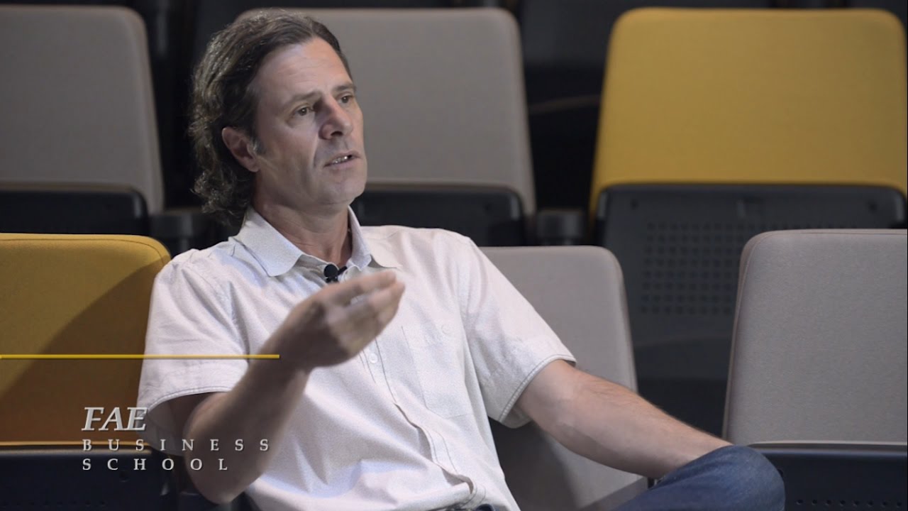 Conheça a pós em Comunicação On-line da FAE Business School - YouTube