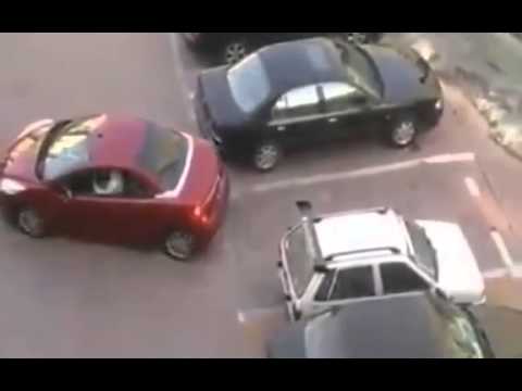 Otoparkta Uyanık Sürücünün Yaptığını Görünce Şaşkına Döneceksiniz
