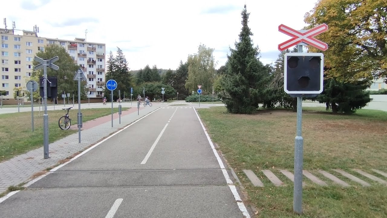 Napodobenina výstražníku AŽD 97 + LED v Brně-Komín na dětském hřišti u ...