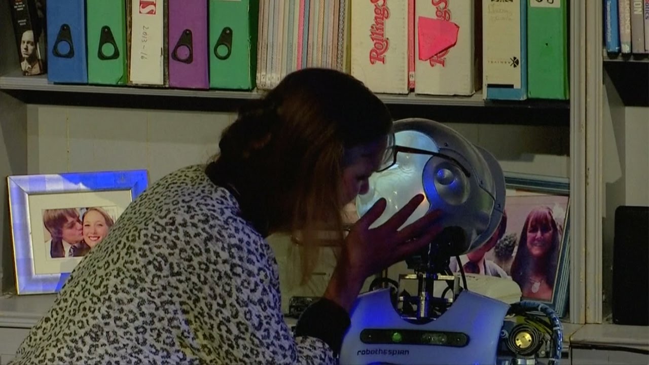 Robot shares kiss with human in a play - YouTube