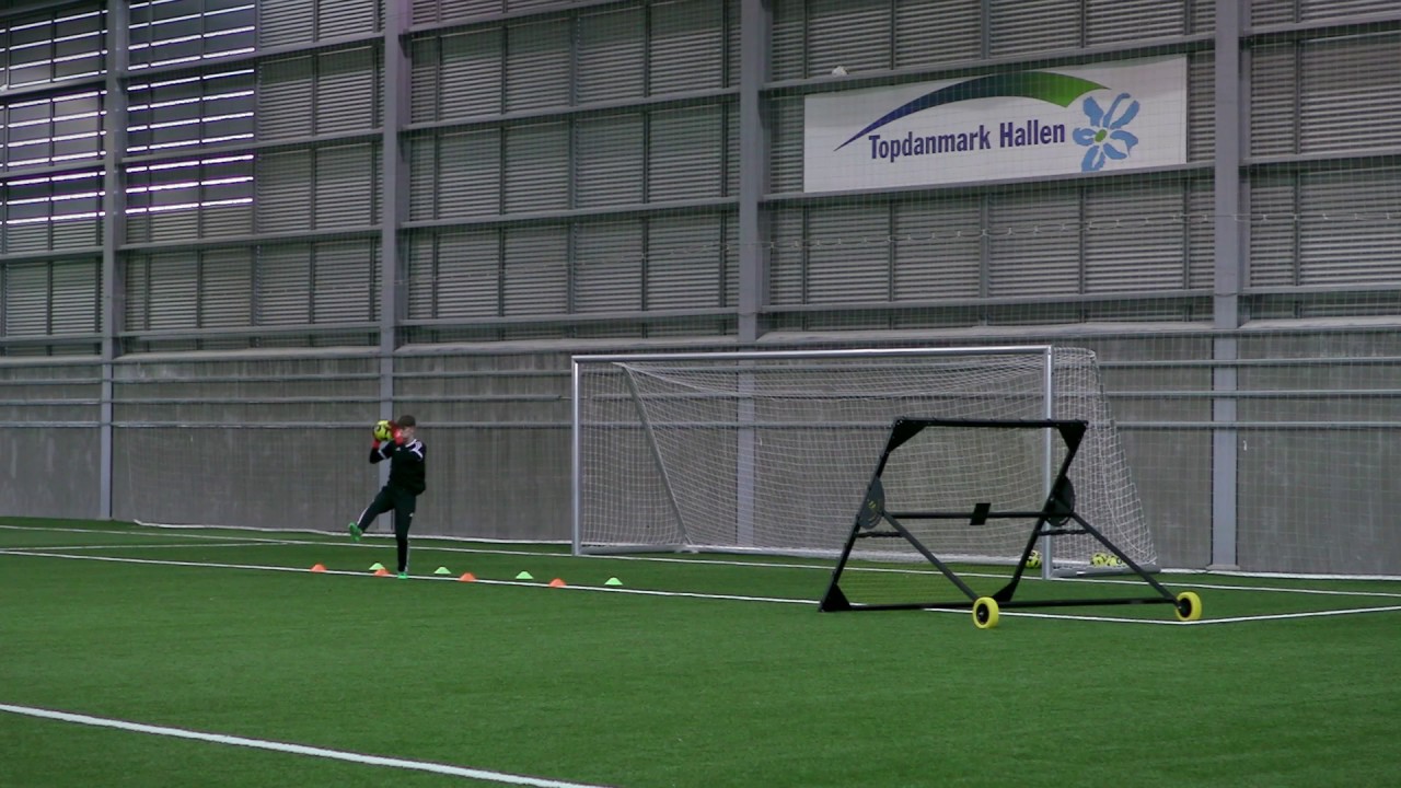 m-station Football Training | Jumping Reach - Catching high ball from ...