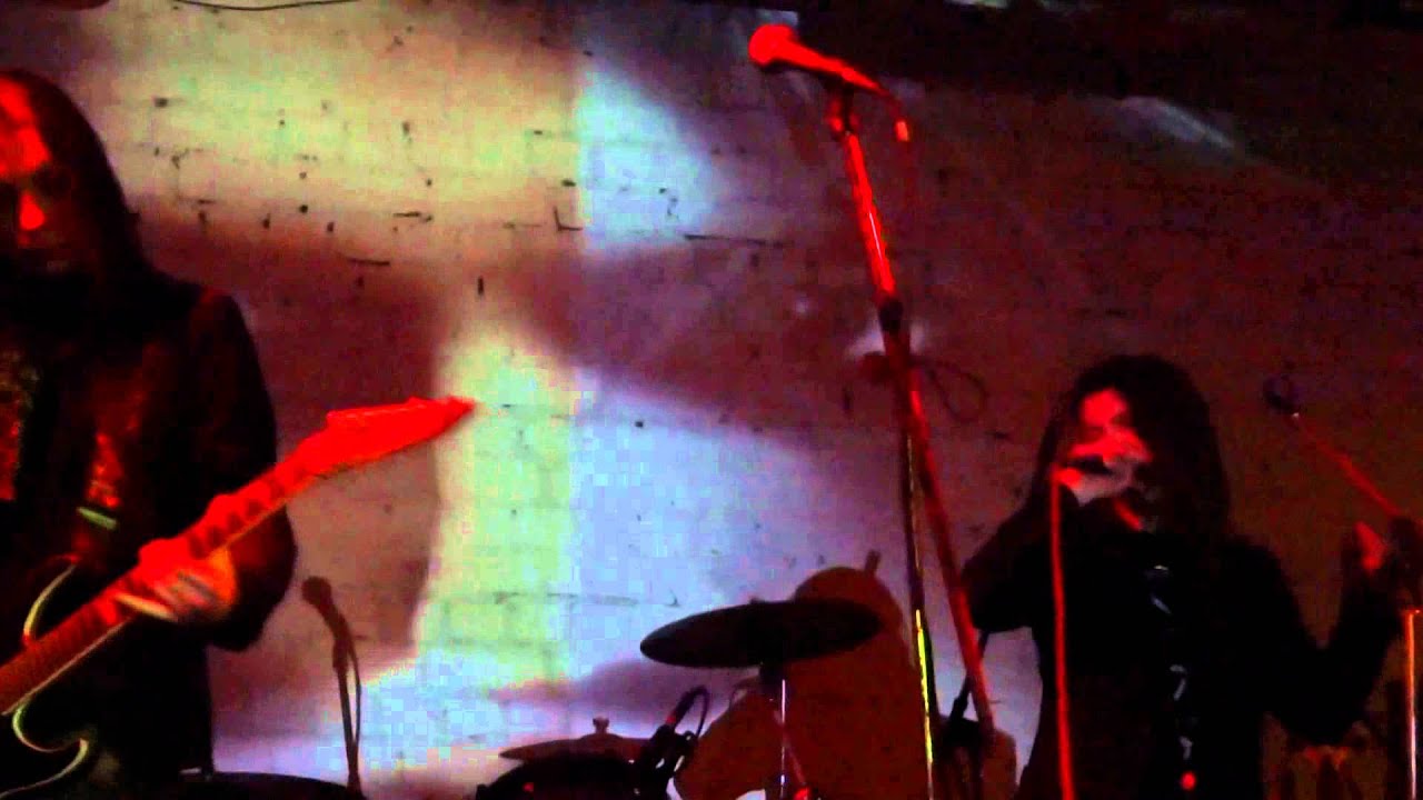 "CraZy JulieT" - "Under The Hill" Live - YouTube