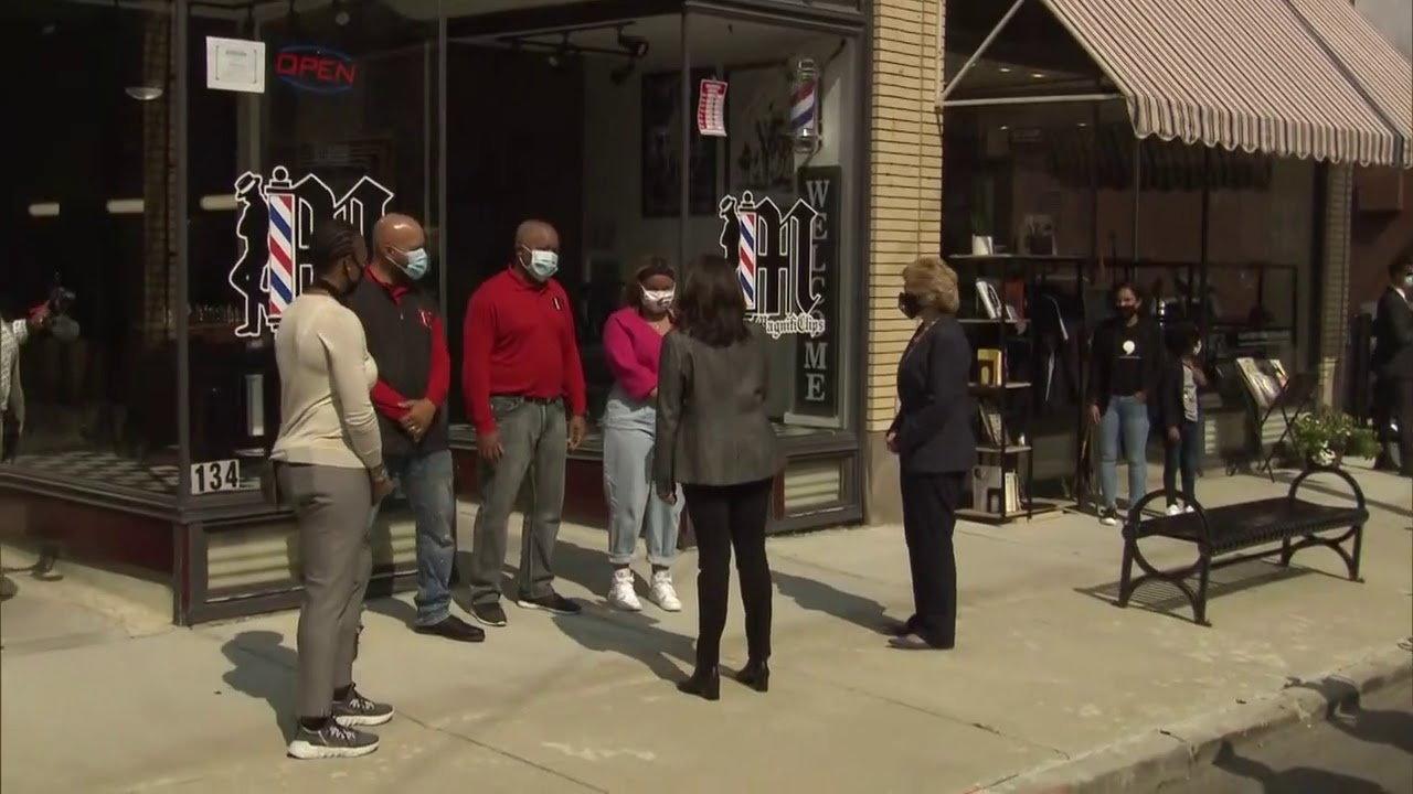 Kamala Harris visits businesses in Flint - YouTube