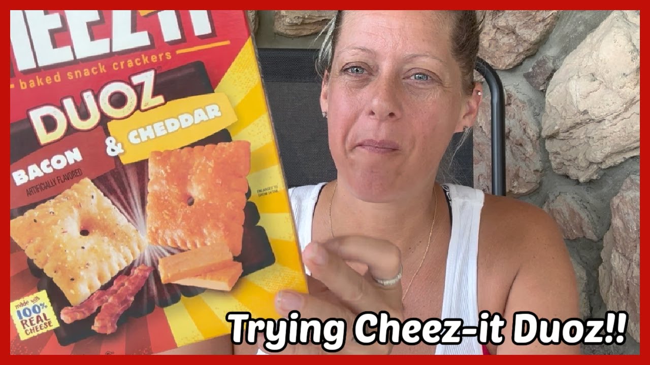 EATING CHEEZ-IT DUOZ BACON & CHEDDAR FLAVOR MUKBANG / EAT WITH ME ...