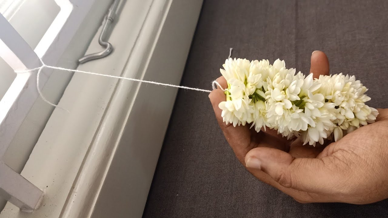 How to string mullai poo garland in 5 minutes/mullai poo kattuvathu ...