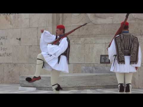 Смена почётного караула у здания греческого Парламента