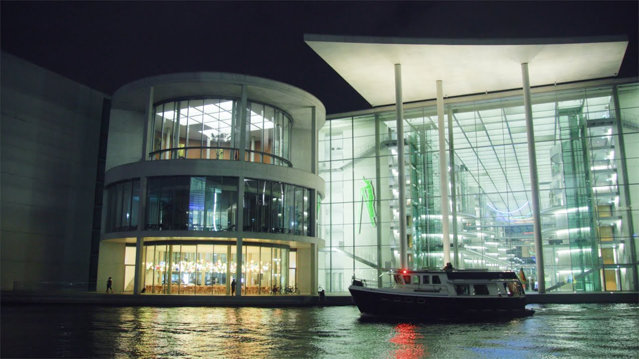 Mit dem Boot in die Berliner Innenstadt - YouTube