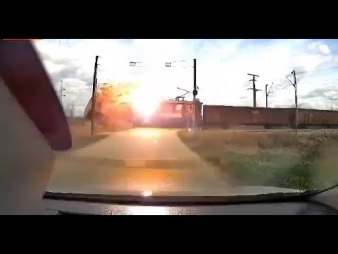 Info - Sudar teretnog voza i kamiona kod Jagodine, lakše povređene dve osobe (TV KCN 07.03.2023)