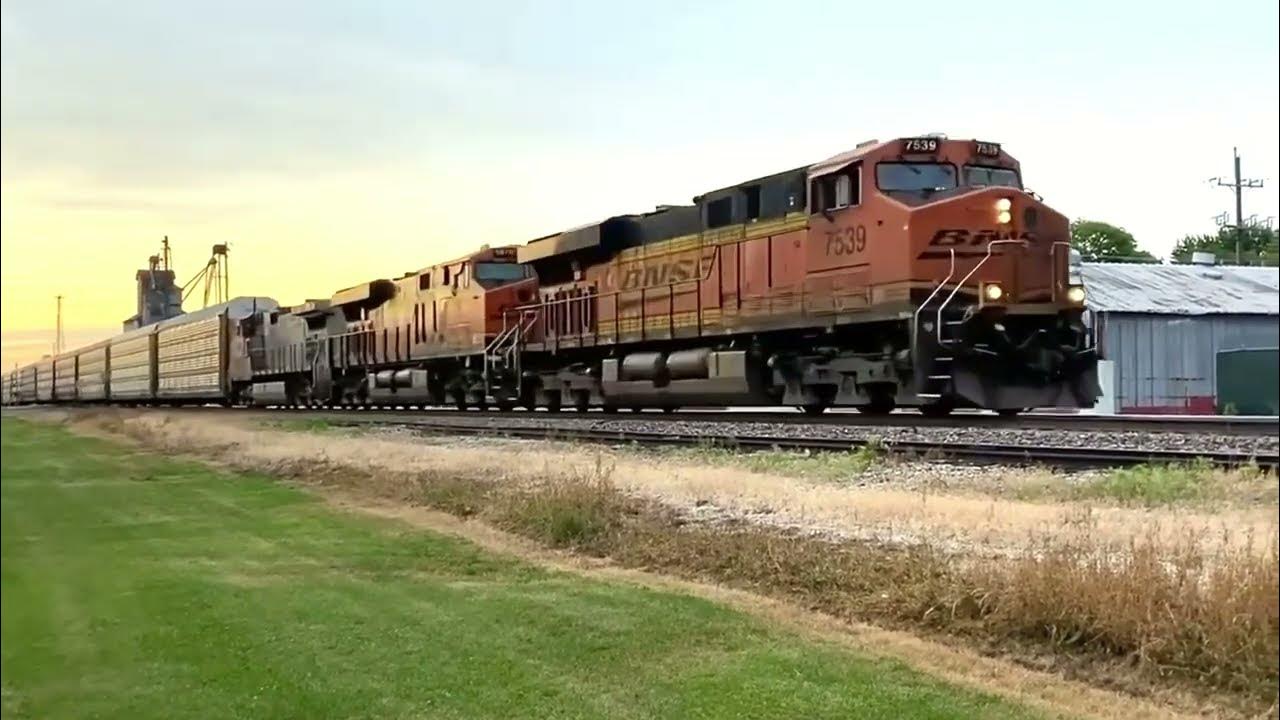 BNSF Autorack Train Cuts Thru Mazon, IL at Dawn - Chillicothe Subdivision!! - YouTube