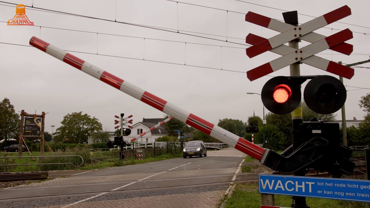 DUTCH RAILROAD CROSSING - Schalkwijk - Jonkheer Ramweg - YouTube