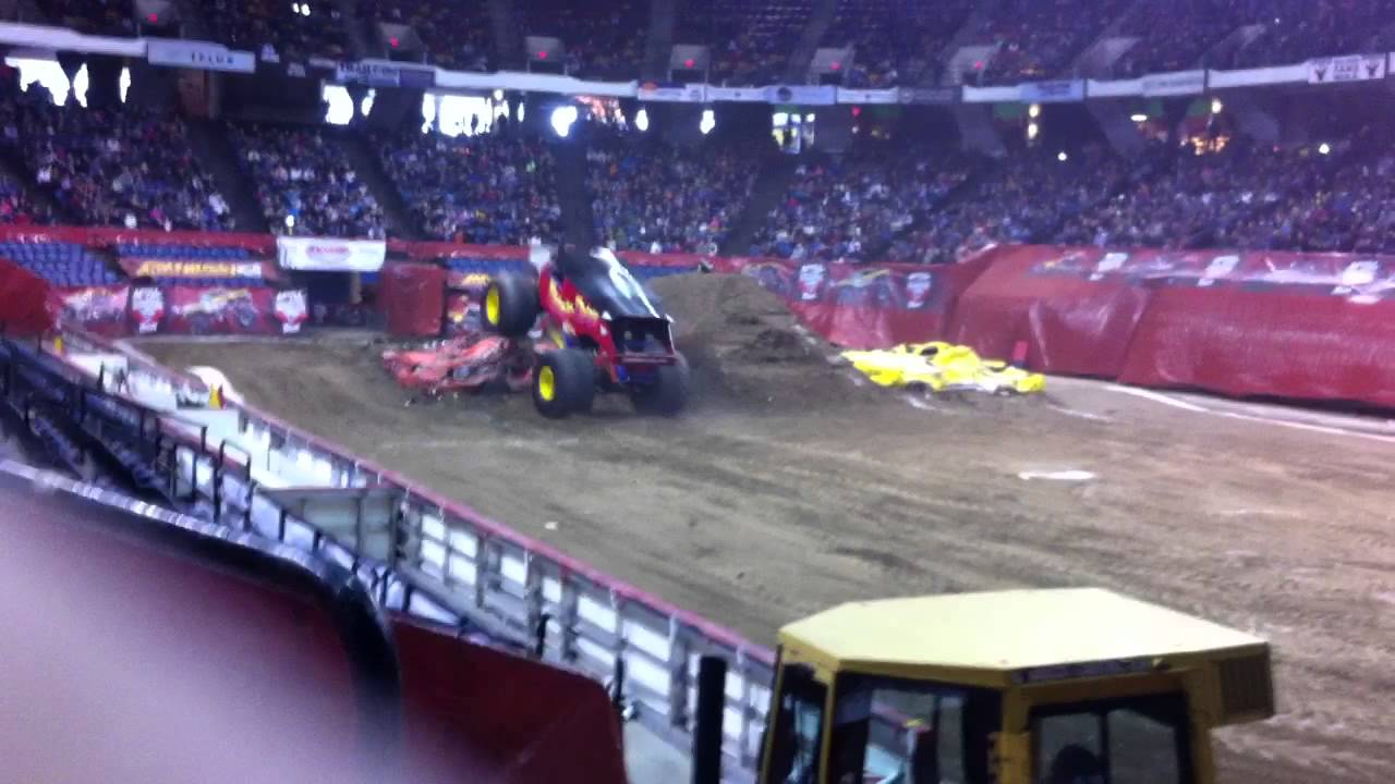 Krazy Train freestyle monsterjam tour april 6 2013 - YouTube