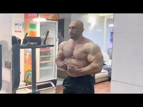 Oiled up Iranian muscle daddy - YouTube
