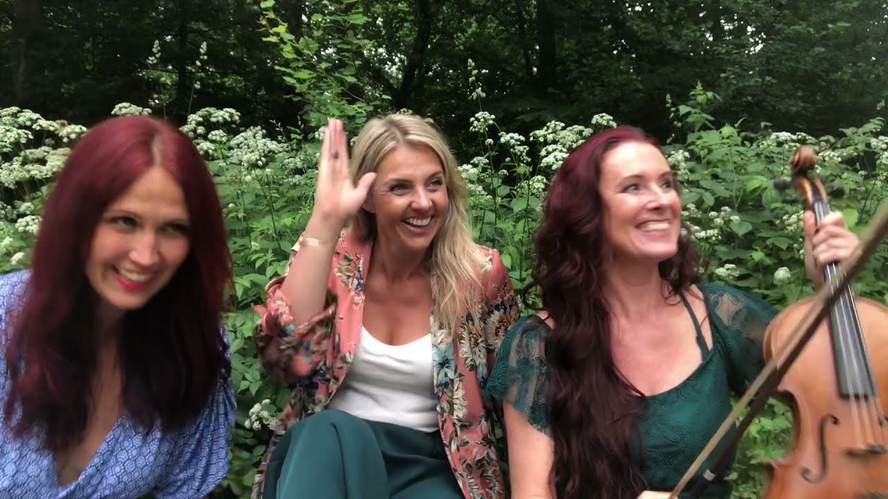 En Midsommarhälsning från oss! "Sörmländsk midsommarpolska" i ...