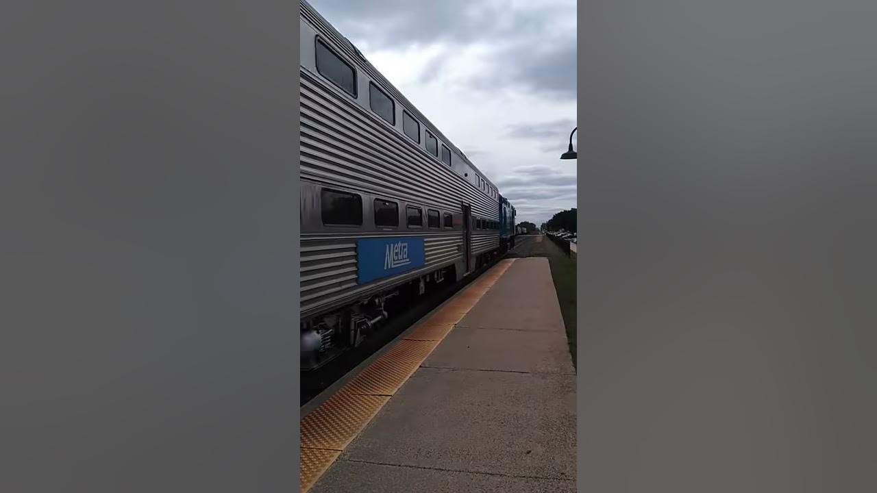 Metra BNSF train at Berwyn station - YouTube