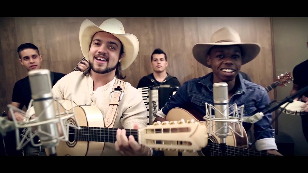 LUCAS REIS E THÁCIO VEM NI MIM AMORZIM CLIPE OFICIAL - YouTube