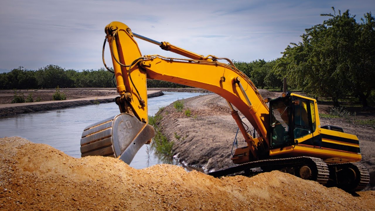 #video Excavator machine washing in river || LiuGong Excavator - YouTube