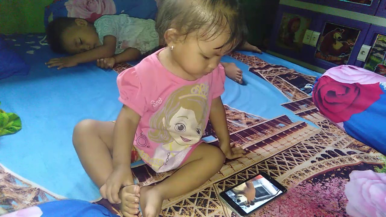 Bayi 1 tahun main hp - YouTube