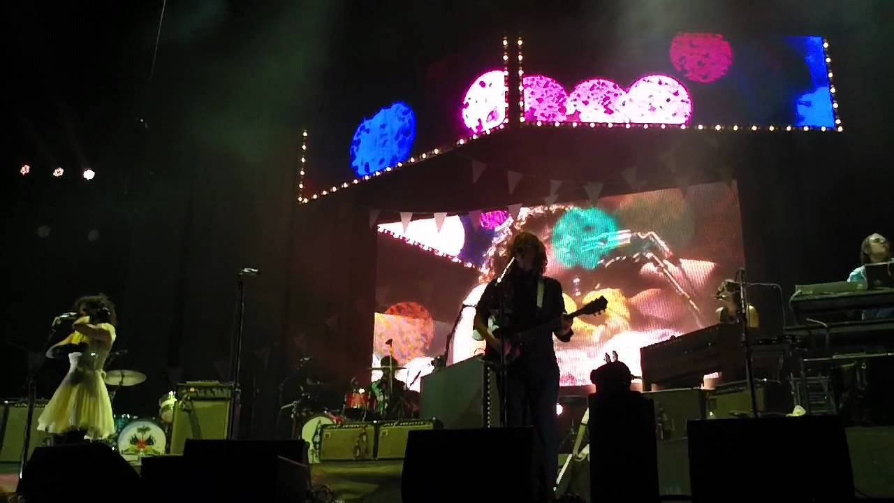 Arcade Fire - Sprawl II (Mountains Beyond Mountains) - Live in San ...