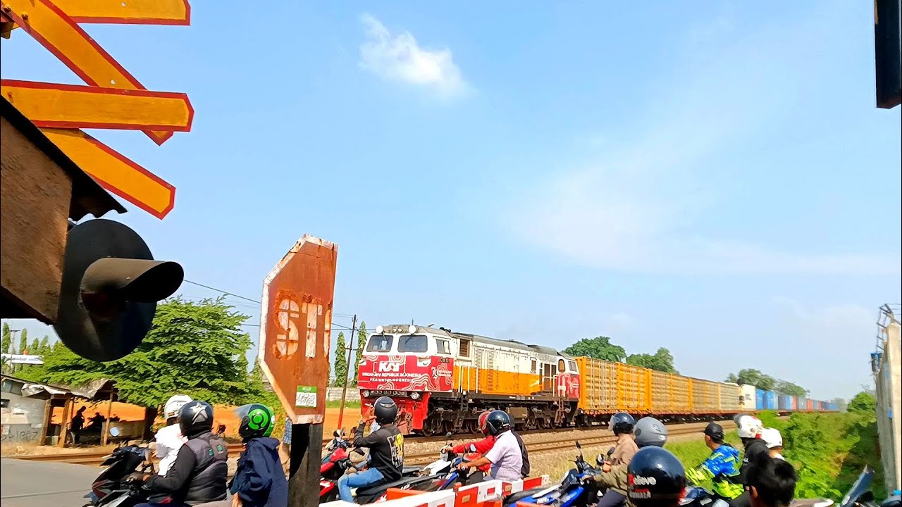 Kereta Api Container‼️Melintas di Pintu Perlintasan Kereta Api JPL 156 ...