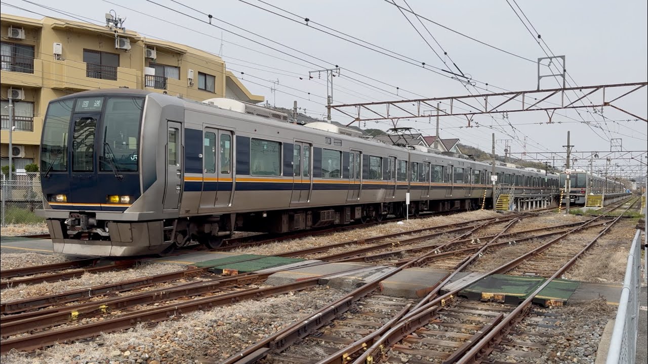 【遮断機のない踏切を通過する321系】321系D13編成 網干総合車両所明石支所高槻派出所構内入れ換え - YouTube