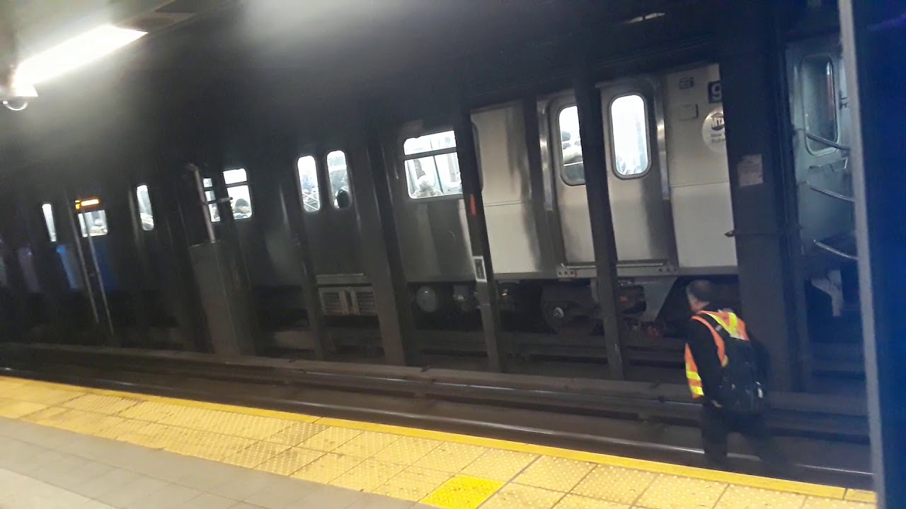 Overshot R160A-2 F Express Train @ Jackson Heights-Roosevelt Avenue ...