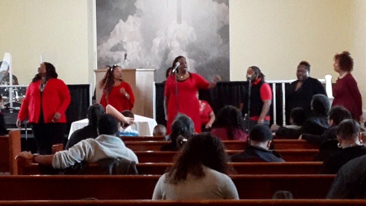 The choir is singing the praise of the lord - YouTube