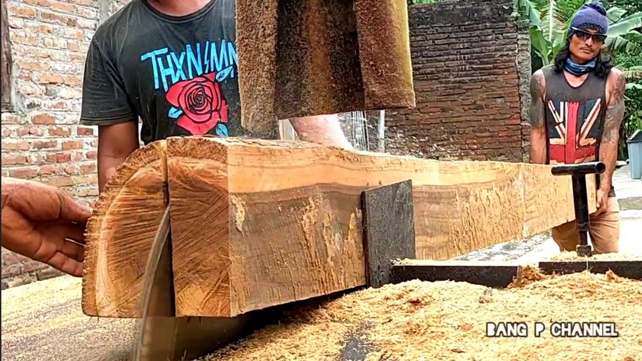 Terampil dan cepat..!! Gergaji kayu jati dengan senso kayu dan mesin ...