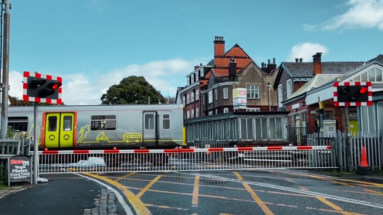 Birkdale Level Crossing, Merseyside - YouTube