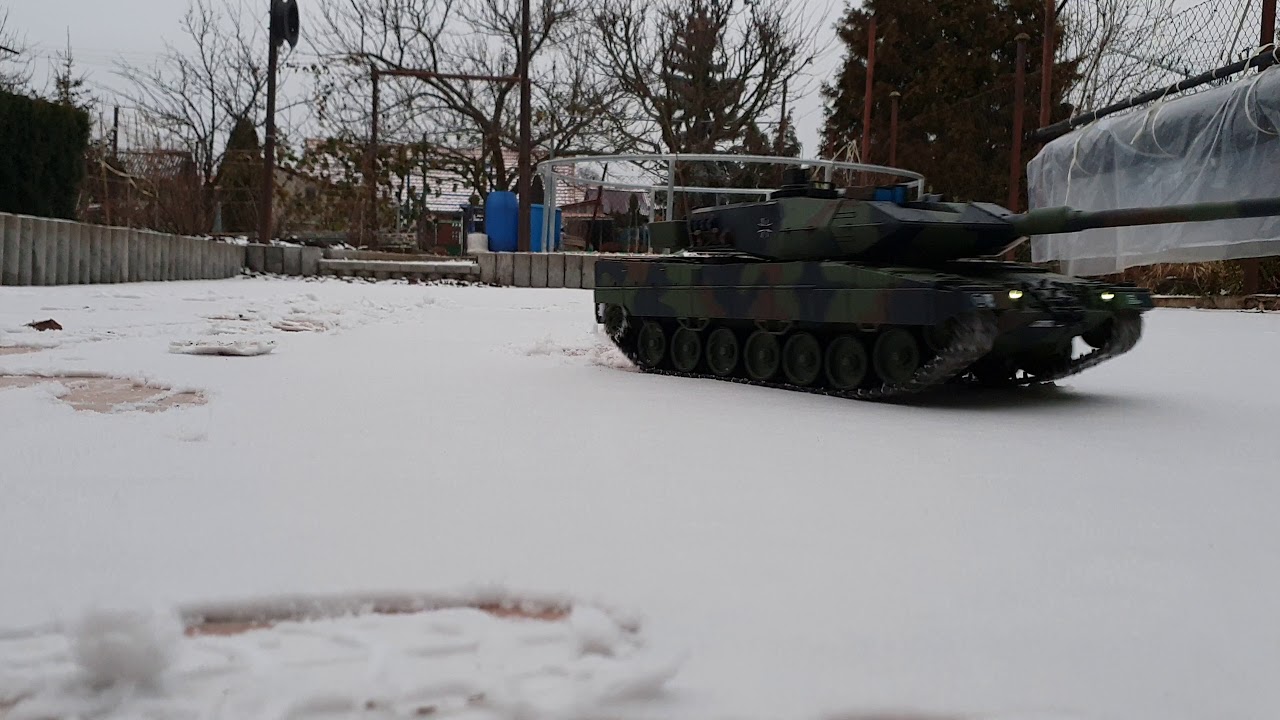 RC Leopard 2A6 in snow - YouTube