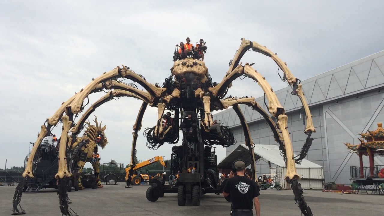 Massive mechanical spider roams the streets of Ottawa - YouTube