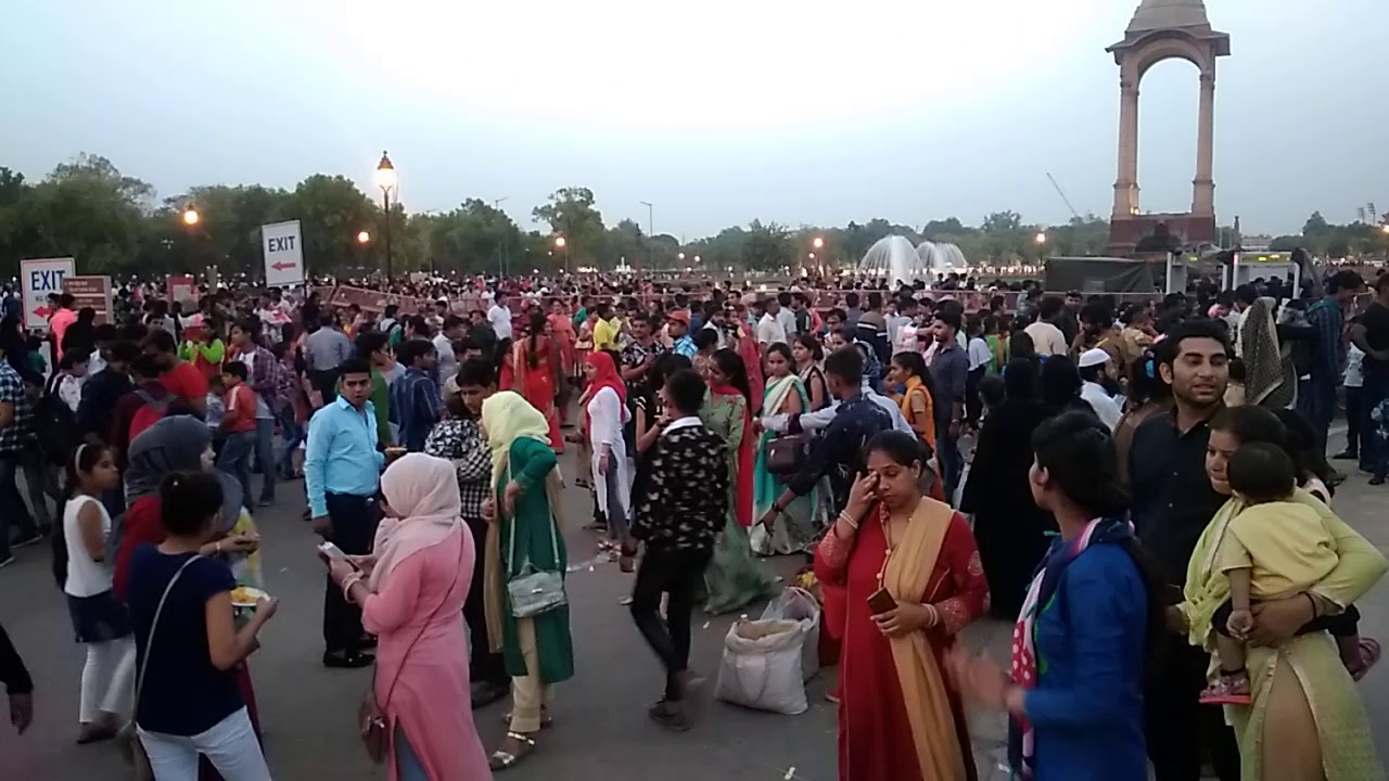 India gate full crowd - YouTube