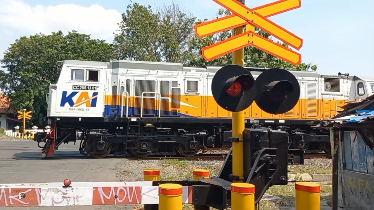 Railroad Crossing Indonesia || Perlintasan Kereta Api Indonesia ...