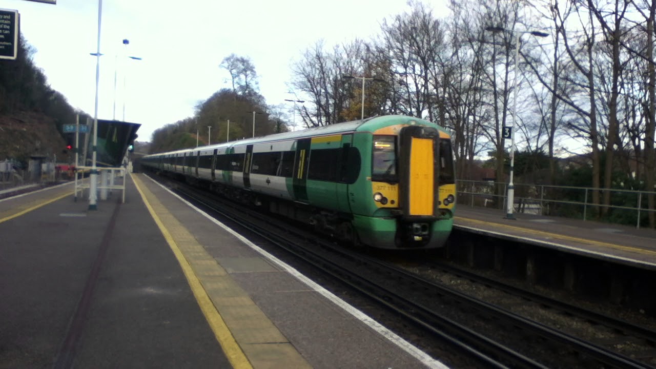 Southern class 377111 passes Preston Park with a two tone! - YouTube