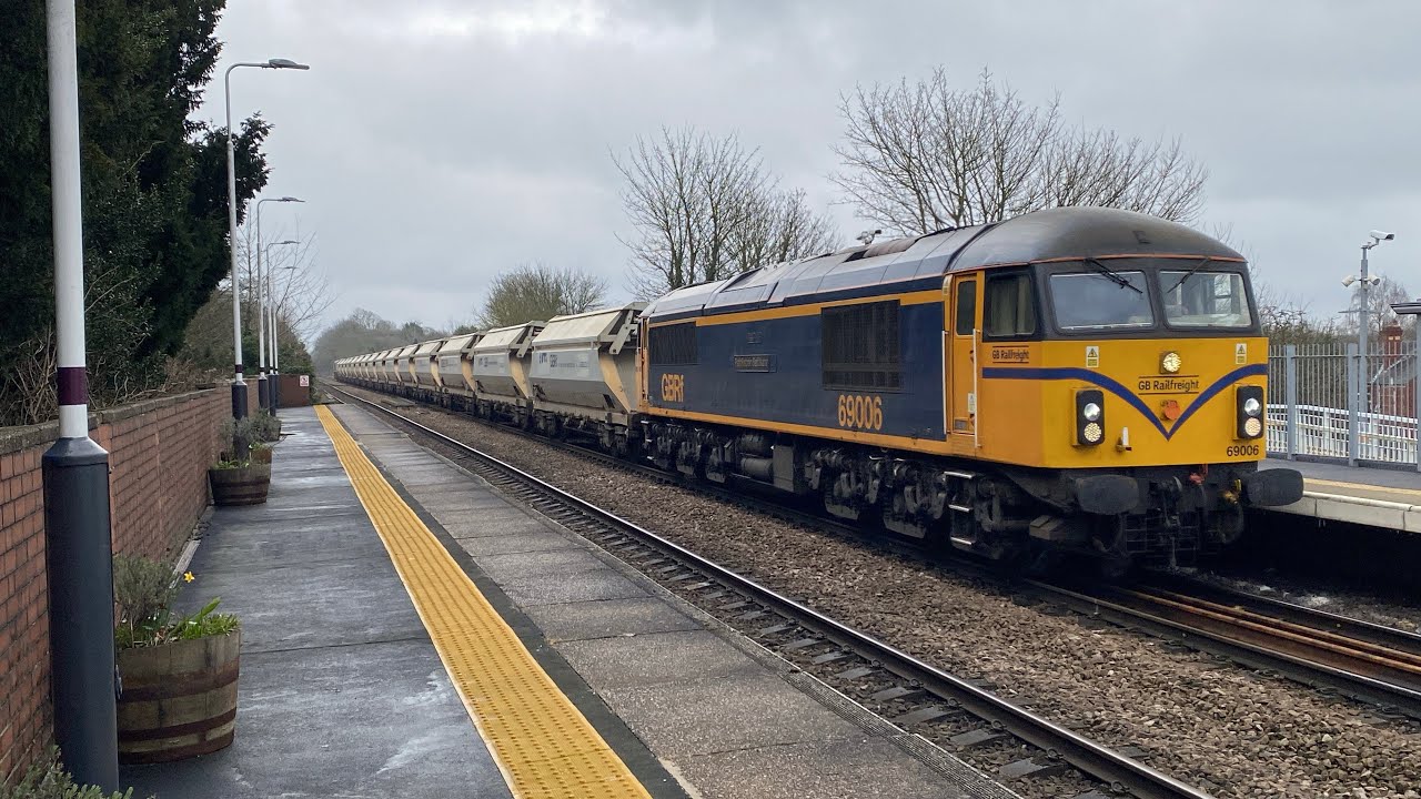 Sand train double locos again! 69006 & 66788 6E85 with 15 sand hoppers ...