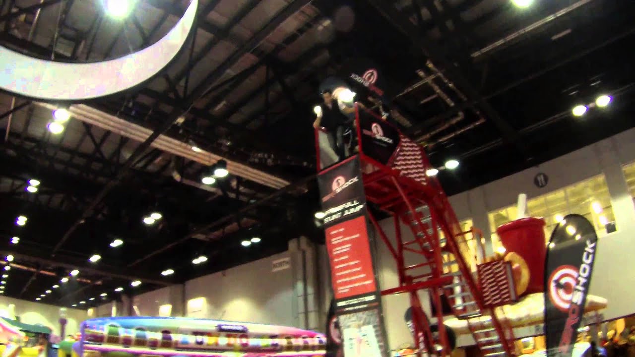 ZeroShock FreeFall Stunt Jump - IAAPA 2013 (HD) - YouTube