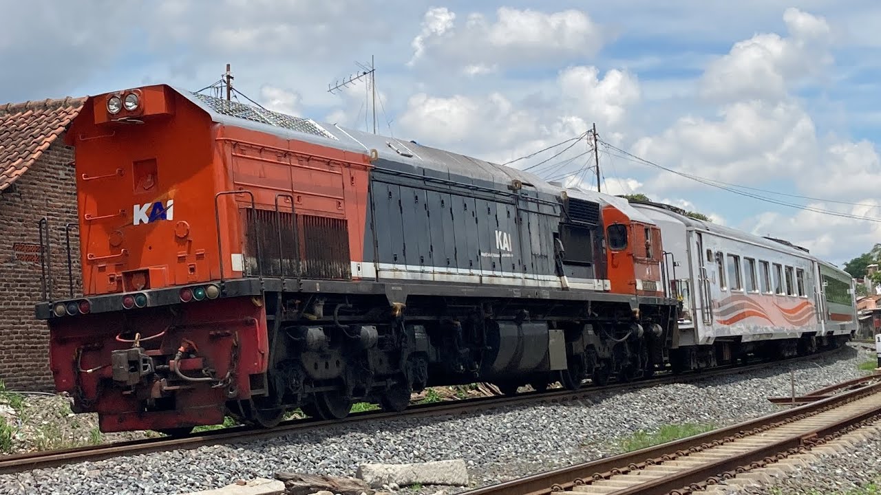 EFEK KEKURANGAN LOKOMOTIF ‼️][ CC 202 berdinas KA kuala stabas - YouTube
