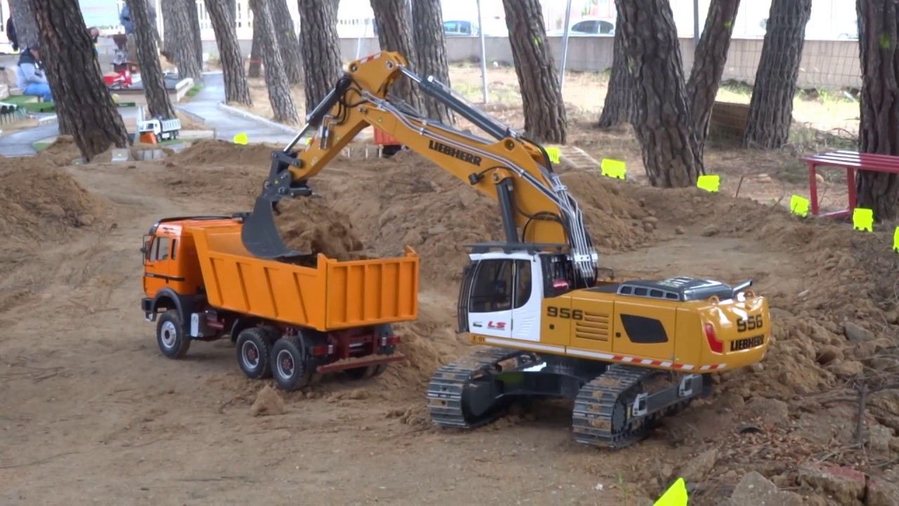 Amazing RC Liebherr R956 from PREMACON and a lot of tippers on the ...
