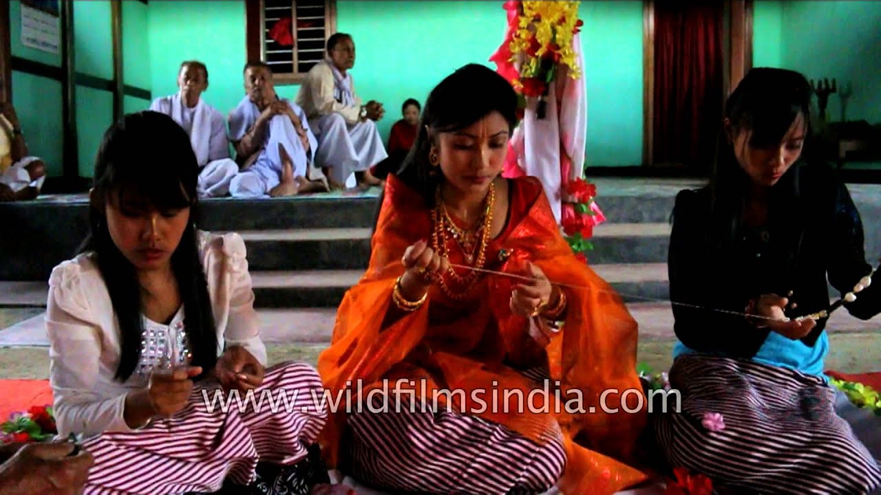 Manipuri bride making garland for her wedding - YouTube