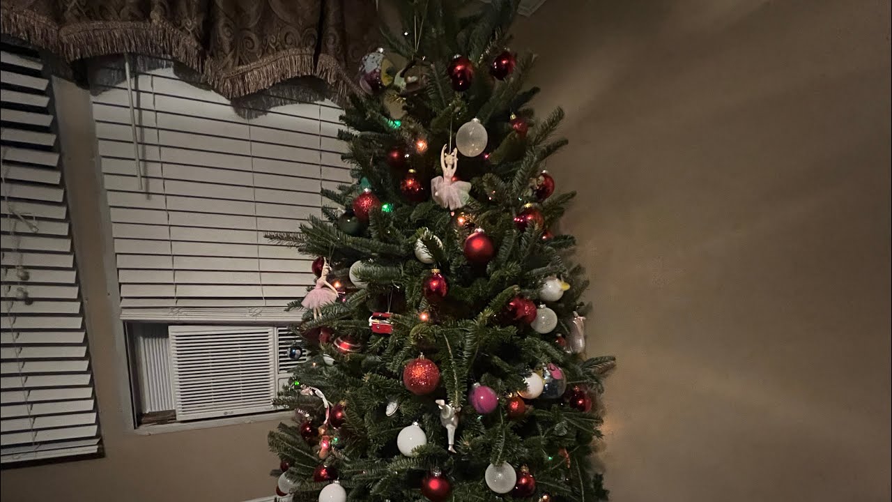 Decorating the Christmas tree. - YouTube
