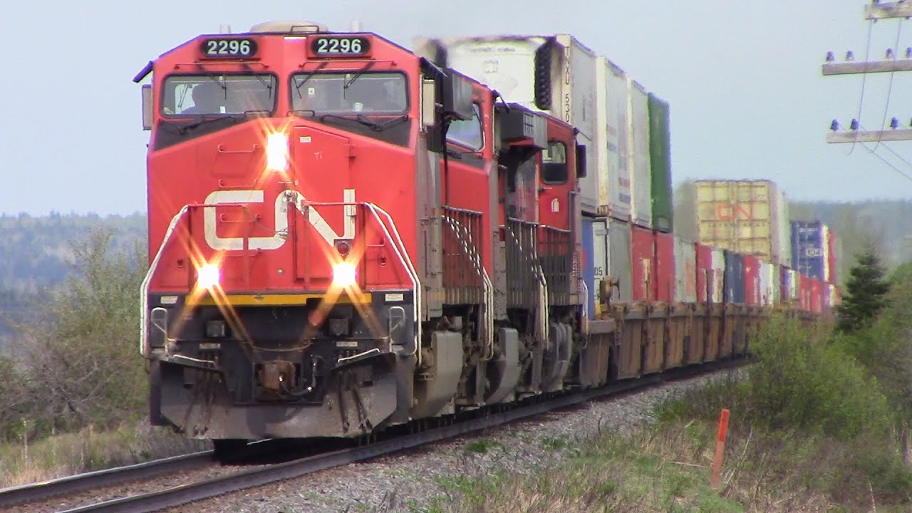 Late CN Intermodal Stack Train 120 thru Memramcook, NB at Speed (May 28 ...