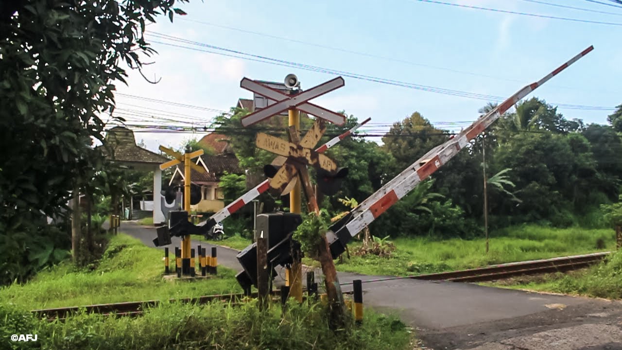 Perlintasan Kereta Api Turirejo Lawang (Dekat Fly Over) Pagi Hari - YouTube