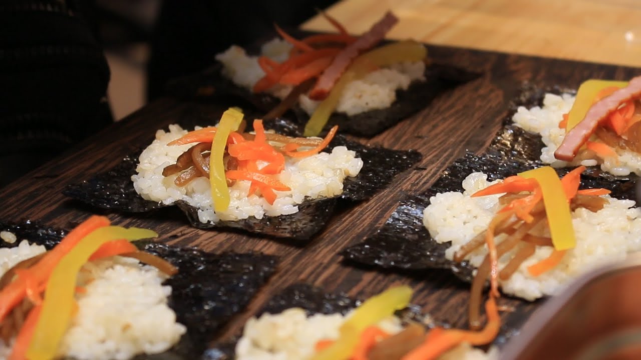 재료 4가지인데 은근히 맛있네? 호야김밥 / Kimbab / Korean street food - YouTube