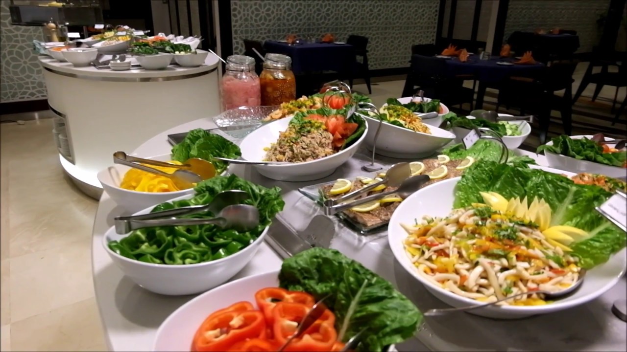Seafood Buffet - Holiday Inn Yanbu - YouTube