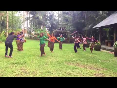 Goyang Maumere Dalam Balutan Kebaya