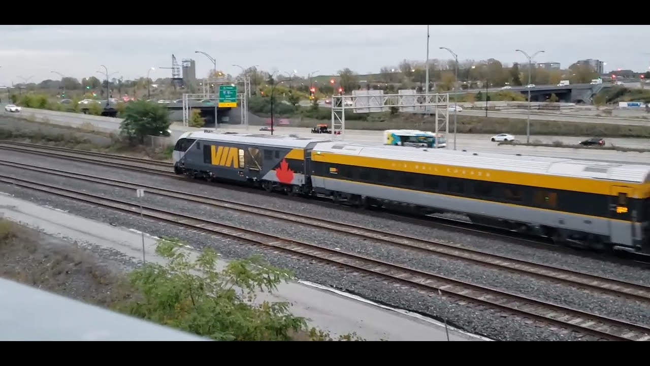 PALL TRAINS Via Rail Siemens Venture Trainset Passes CN Freight at ...