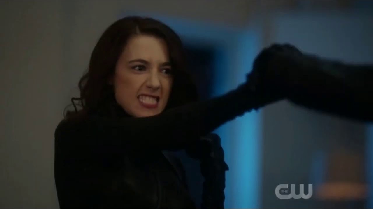 The Flash: Sue VS Esperanza - YouTube