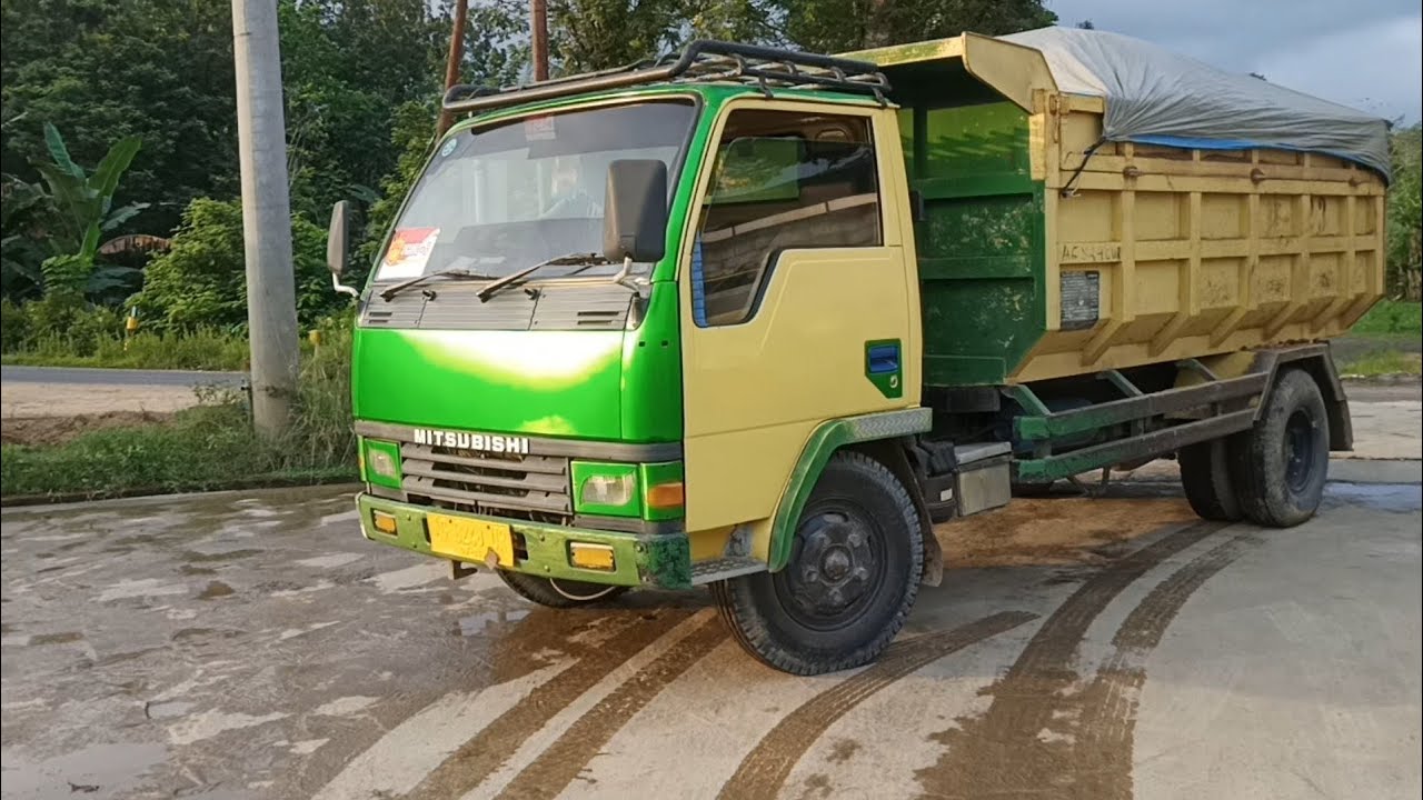 Mobil Truk MITSUBISHI RAGASA Jomplang Muatan Tanah // DUMP TRUK - YouTube