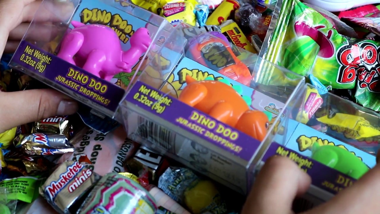 OPENING AND LEARNING COLORS WITH DINO DOO A ALOT OF NEW CANDYYY - YouTube