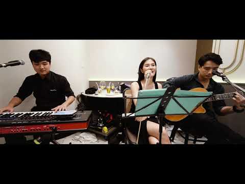 วาฬเกยตื้น | Pun