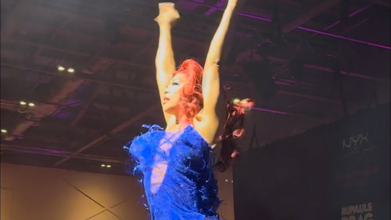 SAKi YEW - Chasing Fantasies 🇬🇧 #DragRaceUK S6 • LIVE @ DragCON - YouTube